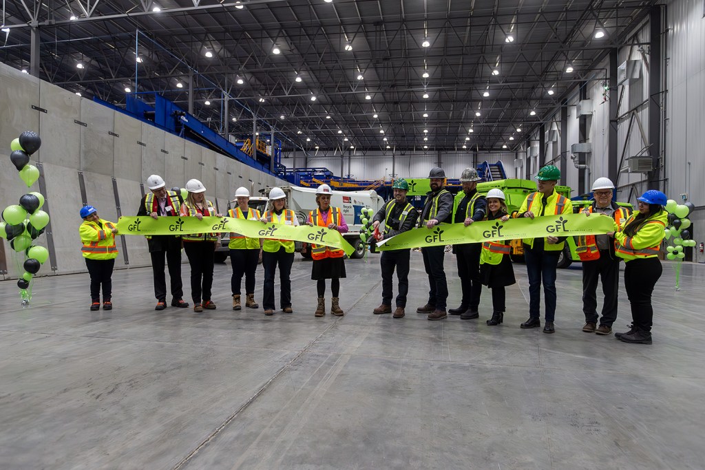 New sorting facility opens to handle Calgary's 55,000 tonnes of blue ...
