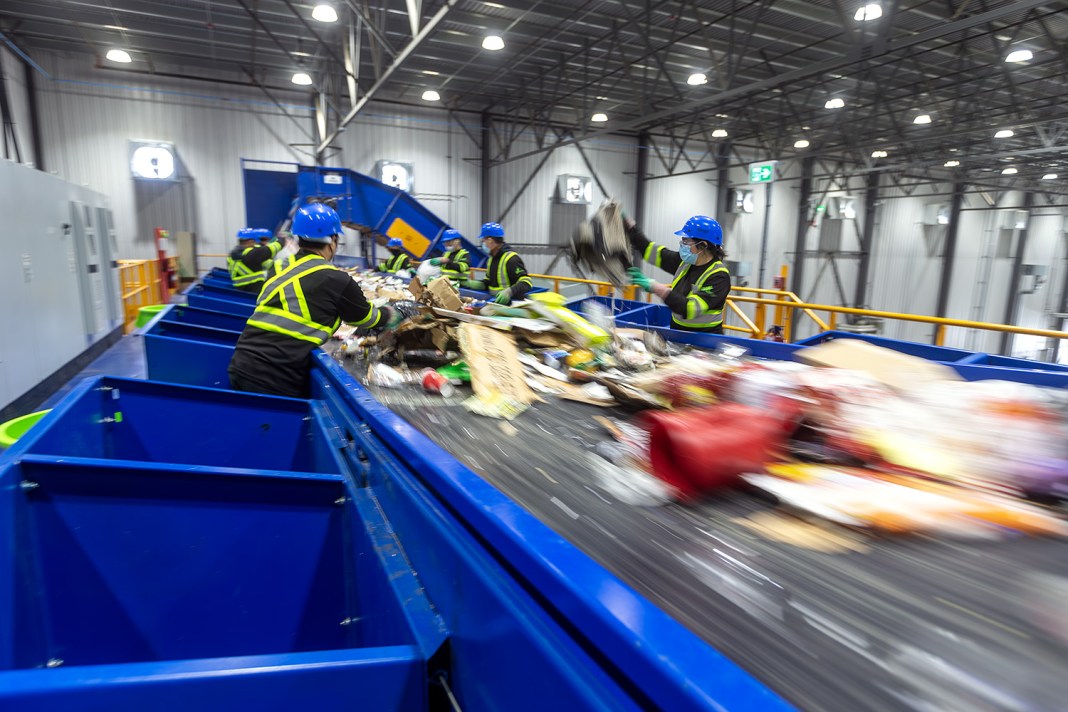 New sorting facility opens to handle Calgary's 55,000 tonnes of blue ...
