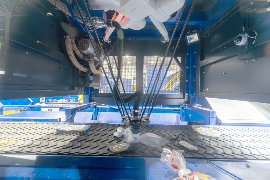 New sorting facility opens to handle Calgary's 55,000 tonnes of blue ...